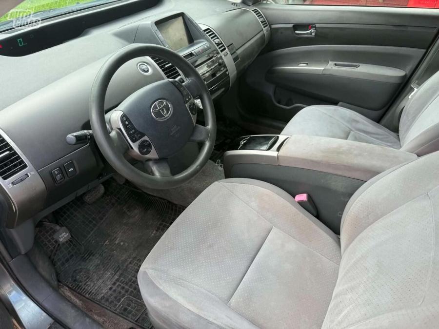 Toyota Prius 2004 in Vilnius, with an engine capacity of 1.50 L and mileage of 300 thousand km for 1749 €, photo 5 on AUTOMOTO.COM.LV