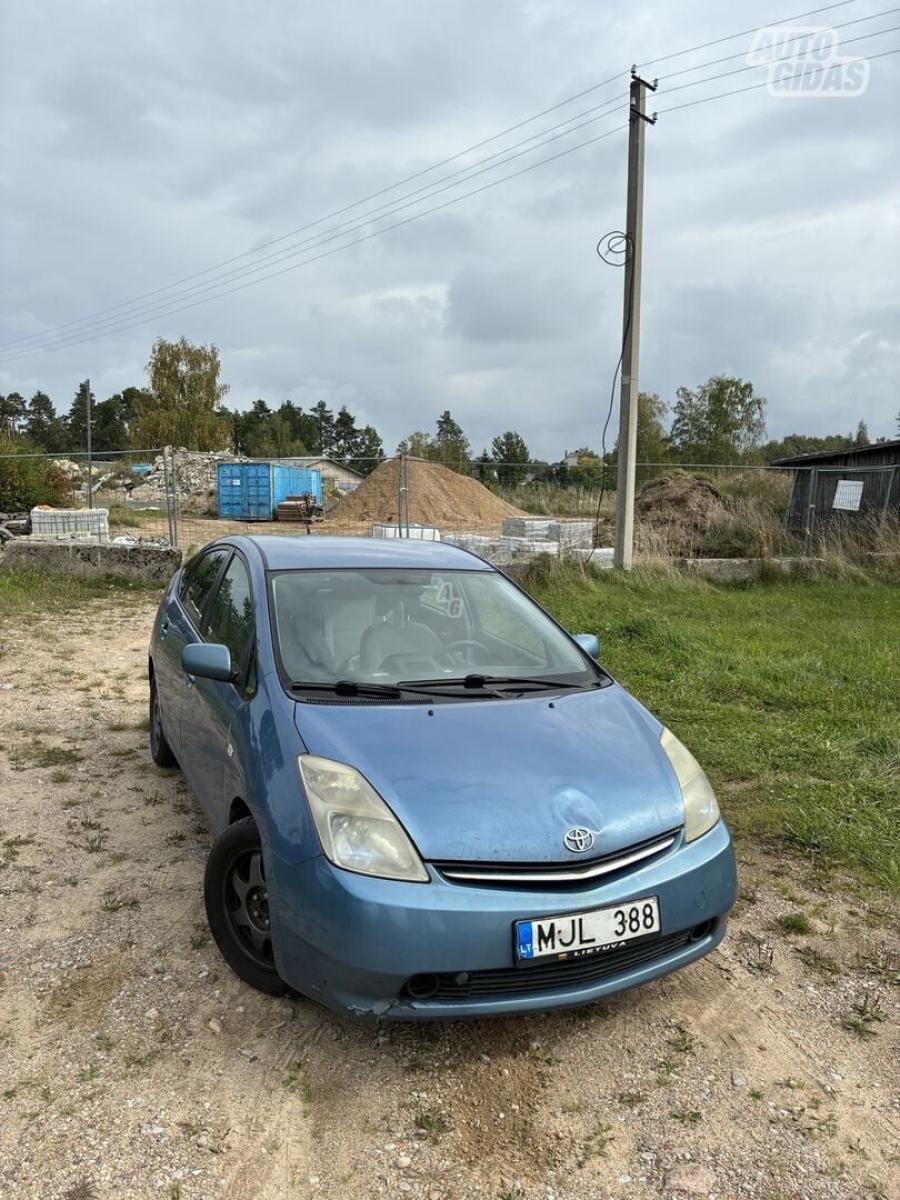 Toyota Prius 2004 in Vilnius, with an engine capacity of 1.50 L and mileage of 300 thousand km for 2000 €, photo 1 on AUTOMOTO.COM.LV
