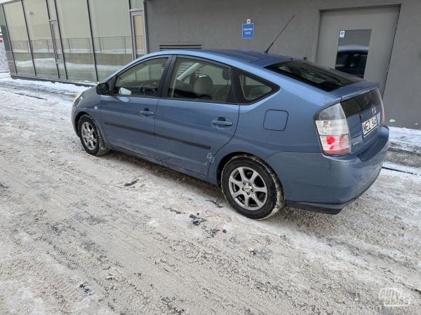 Toyota Prius 2005 in Vilnius, with an engine capacity of 1.50 L and mileage of 293 thousand km for 2650 €, photo 4 on AUTOMOTO.COM.LV