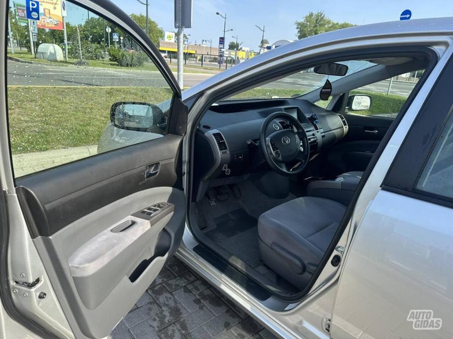 Toyota Prius 2005 in Vilnius, with an engine capacity of 1.50 L and mileage of 250 thousand km for 3900 €, photo 10 on AUTOMOTO.COM.LV
