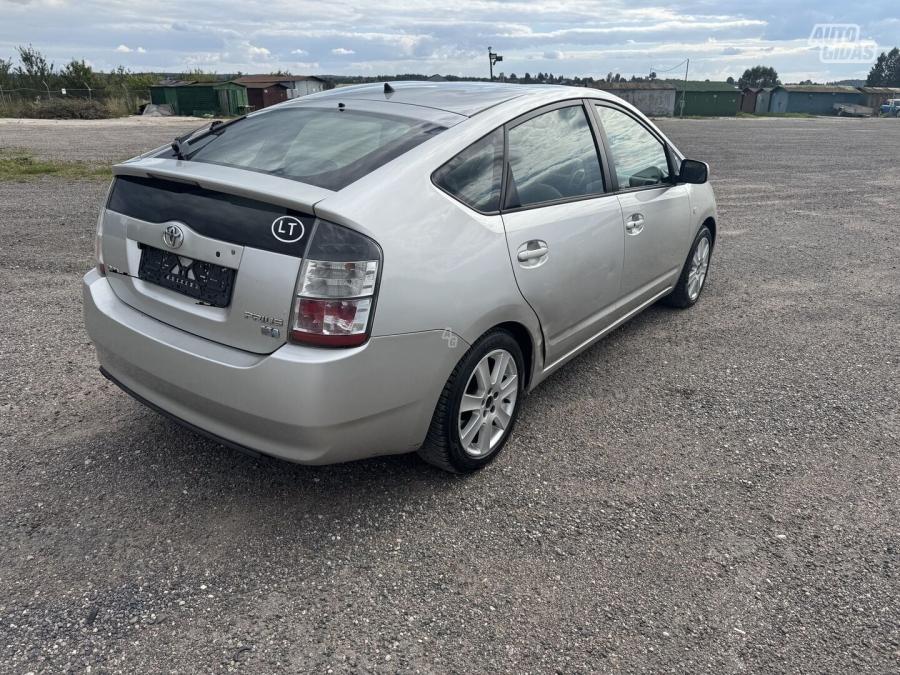 Toyota Prius 2005 in Vilnius, with an engine capacity of 1.50 L and mileage of 190 thousand km for 2450 €, photo 8 on AUTOMOTO.COM.LV