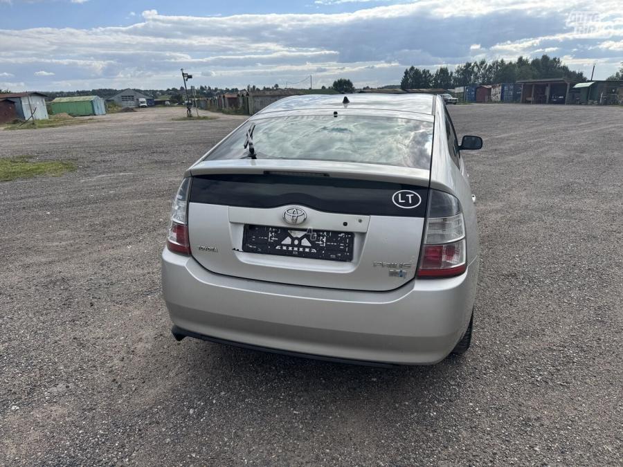 Toyota Prius 2005 in Vilnius, with an engine capacity of 1.50 L and mileage of 190 thousand km for 2450 €, photo 9 on AUTOMOTO.COM.LV