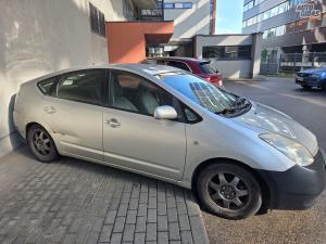 Toyota Prius 2005 Viļņa, ar dzinēja tilpumu 1.50 L un nobraukumu 300 tūkst. km par 1200 €, foto  vietnē AUTOMOTO.COM.LV