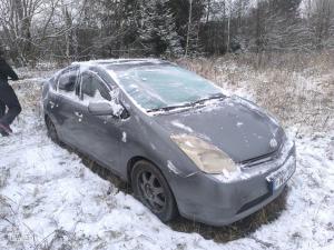 Toyota Prius 2006 Viļņa, ar dzinēja tilpumu 1.50 L un nobraukumu 240 tūkst. km par 1000 €, foto  vietnē AUTOMOTO.COM.LV