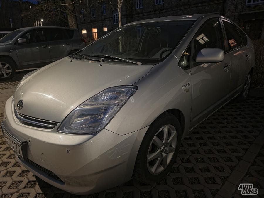 Toyota Prius 2006 in Vilnius, with an engine capacity of 1.50 L and mileage of 315 thousand km for 3800 €, photo 2 on AUTOMOTO.COM.LV