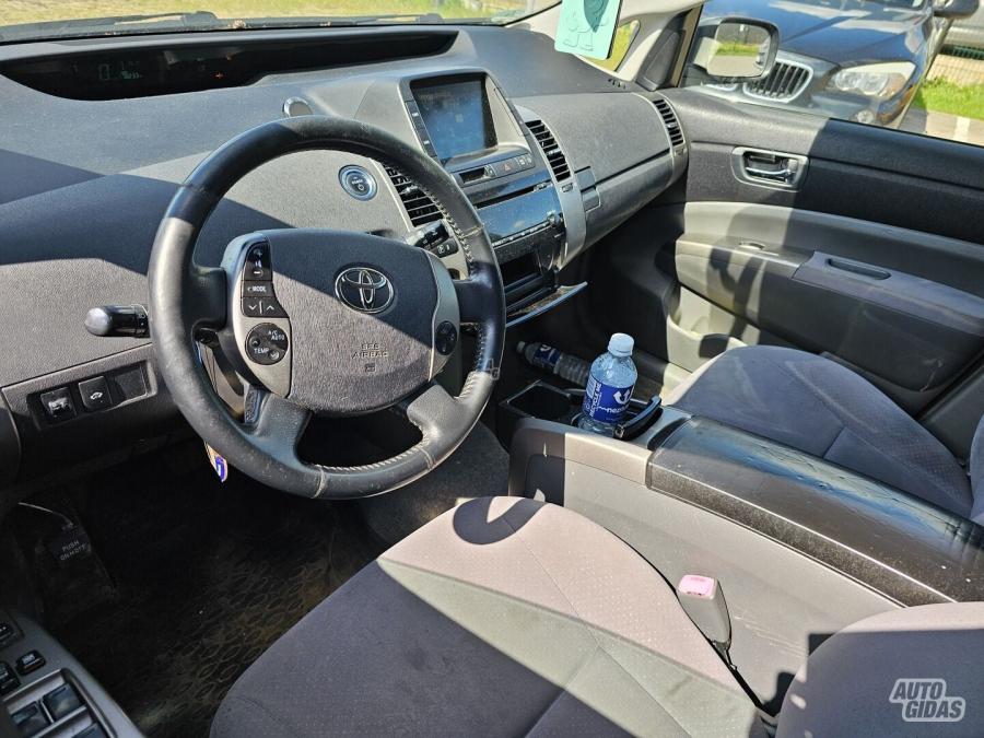 Toyota Prius 2006 in Kaunas, with an engine capacity of 1.50 L and mileage of 387 thousand km for 1400 €, photo 8 on AUTOMOTO.COM.LV