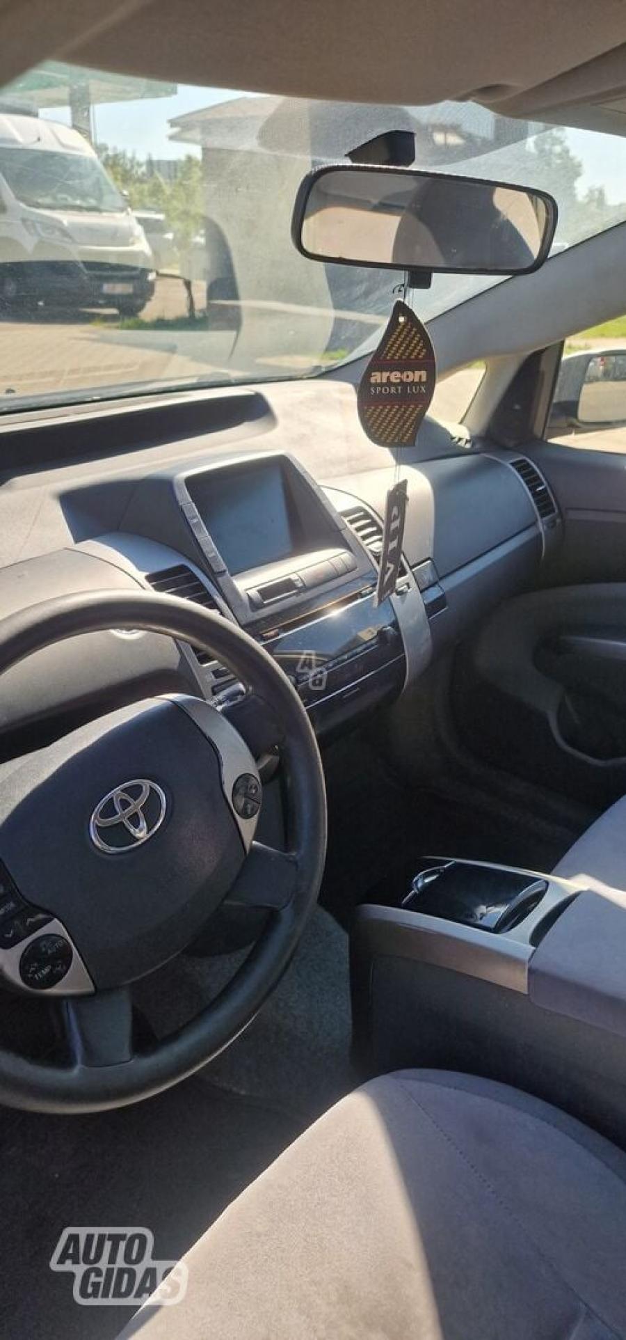 Toyota Prius 2006 in Vilnius, with an engine capacity of 1.50 L and mileage of 350 thousand km for 1599 €, photo 6 on AUTOMOTO.COM.LV