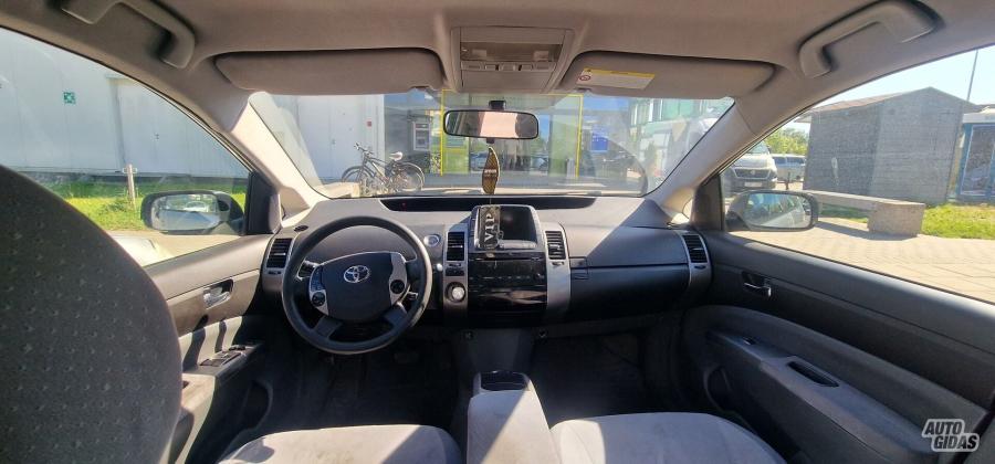 Toyota Prius 2006 in Vilnius, with an engine capacity of 1.50 L and mileage of 350 thousand km for 1599 €, photo 8 on AUTOMOTO.COM.LV