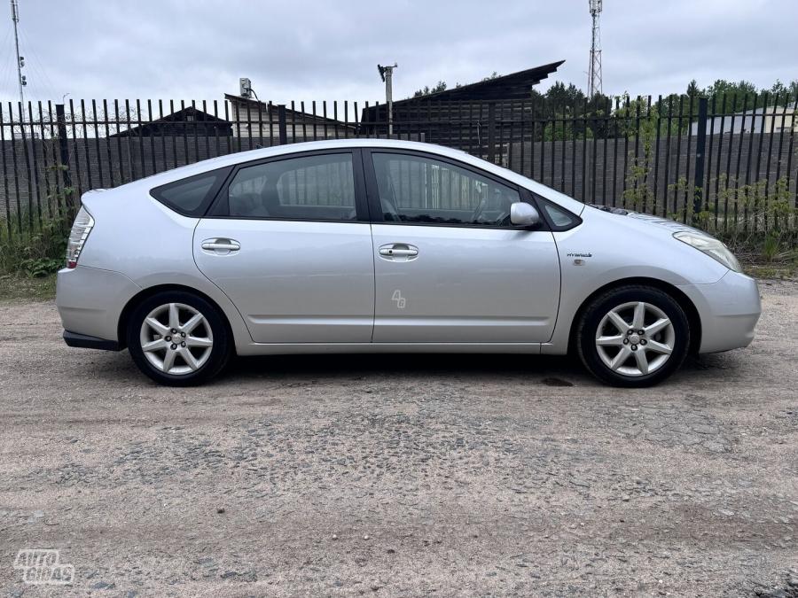 Toyota Prius 2007 in Vilnius, with an engine capacity of 1.50 L and mileage of 228 thousand km for 4650 €, photo 4 on AUTOMOTO.COM.LV