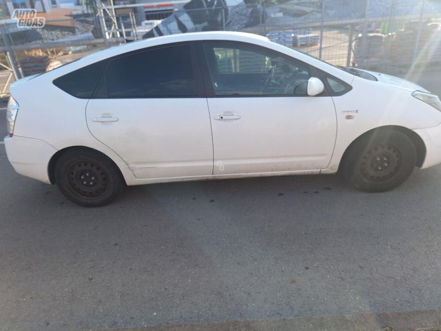 Toyota Prius 2007 in Klaipeda, with an engine capacity of 1.50 L and mileage of 700 thousand km for 1999 €, photo 3 on AUTOMOTO.COM.LV