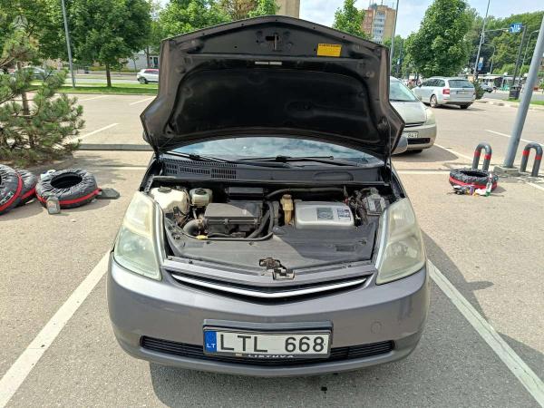 Toyota Prius 2008 in Vilnius, with an engine capacity of 1.50 L and mileage of 452 thousand km for 2450 €, photo 8 on AUTOMOTO.COM.LV