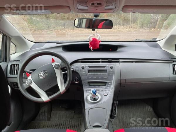 Toyota Prius 2010 in Riga, with an engine capacity of 1.80 L and mileage of 322 thousand km for 4200 €, photo 4 on AUTOMOTO.COM.LV