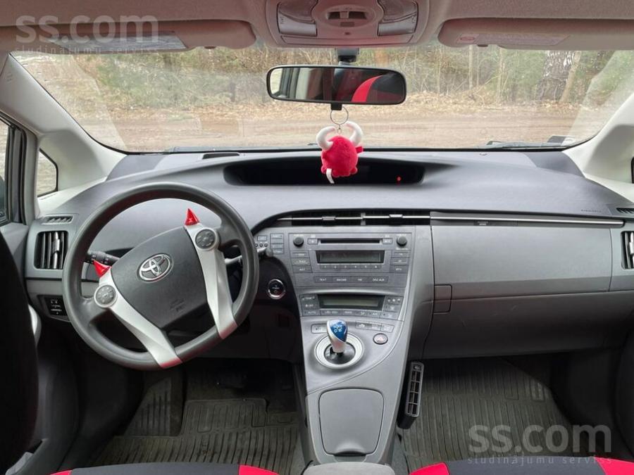 Toyota Prius 2010 in Riga, with an engine capacity of 1.80 L and mileage of 322 thousand km for 4200 €, photo 5 on AUTOMOTO.COM.LV