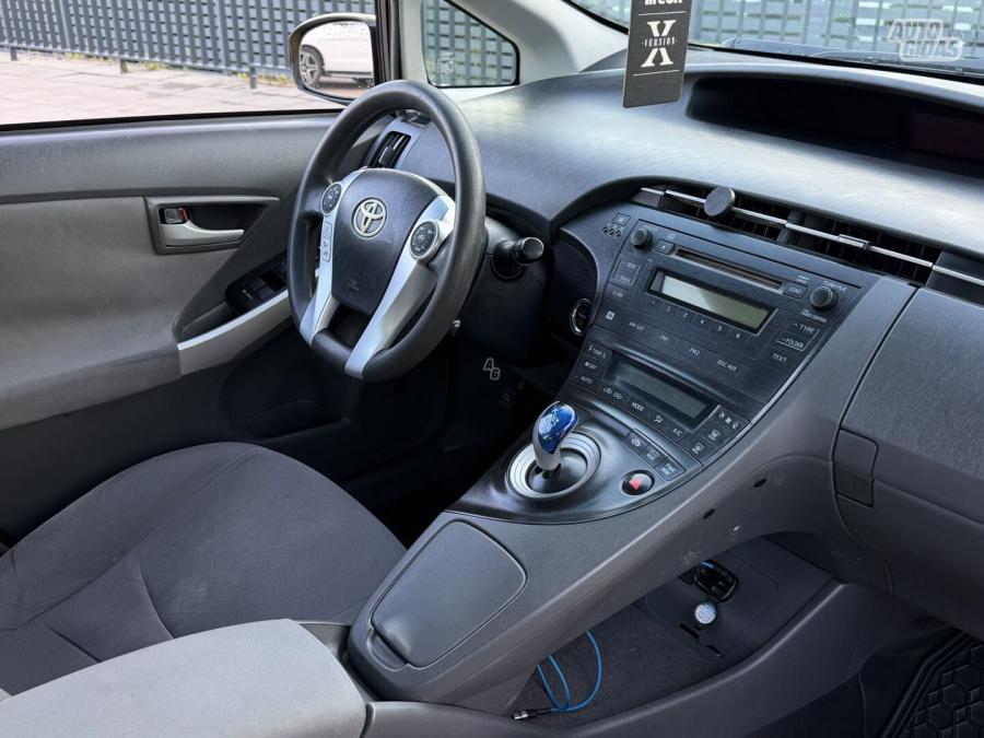 Toyota Prius 2010 in Vilnius, with an engine capacity of 1.80 L and mileage of 300 thousand km for 3200 €, photo 12 on AUTOMOTO.COM.LV