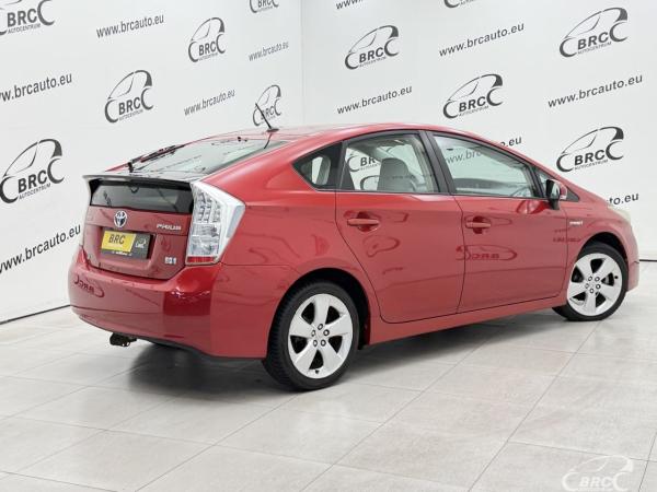 Toyota Prius 2011 in Vilnius on AUTOMOTO.COM.LV Toyota Prius 2011 in Vilnius, with an engine capacity of 1.80 L and mileage of 244 thousand km for 6500 €, photo 3 on AUTOMOTO.COM.LV