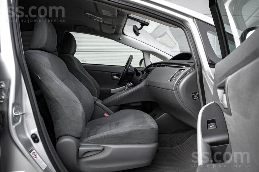 Toyota Prius 2012 in Riga, with an engine capacity of 1.80 L and mileage of 0 thousand km for 6700 €, photo 13 on AUTOMOTO.COM.LV