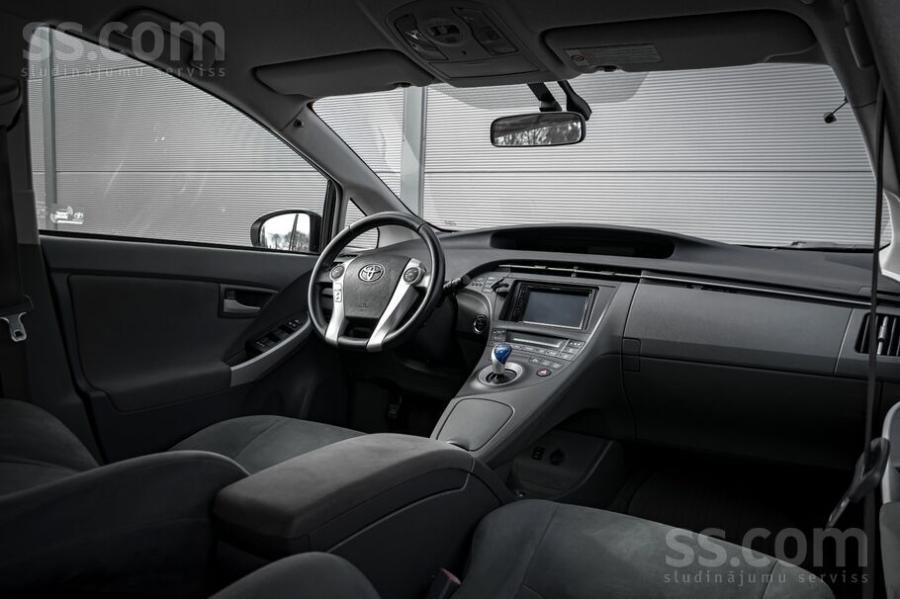 Toyota Prius 2012 in Riga, with an engine capacity of 1.80 L and mileage of 0 thousand km for 6700 €, photo 16 on AUTOMOTO.COM.LV