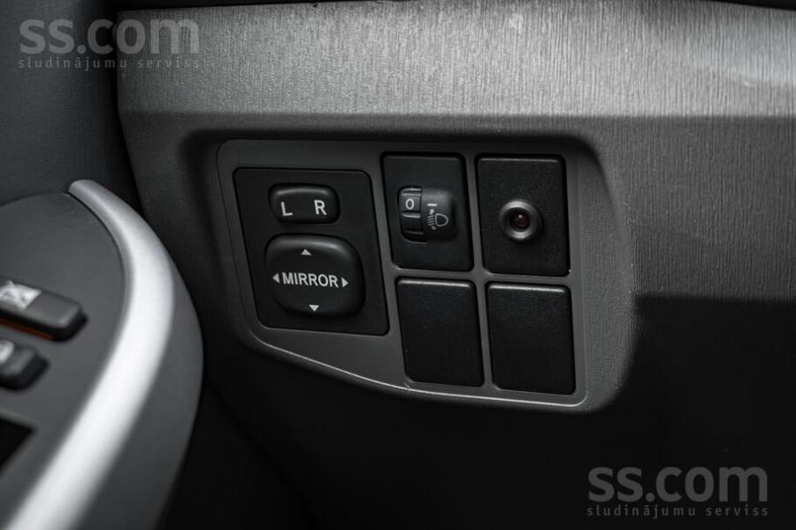 Toyota Prius 2012 in Riga, with an engine capacity of 1.80 L and mileage of 0 thousand km for 6700 €, photo 18 on AUTOMOTO.COM.LV