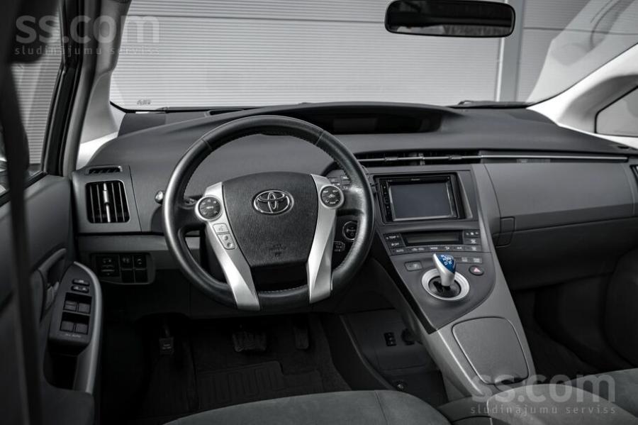 Toyota Prius 2012 in Riga, with an engine capacity of 1.80 L and mileage of 0 thousand km for 6700 €, photo 19 on AUTOMOTO.COM.LV