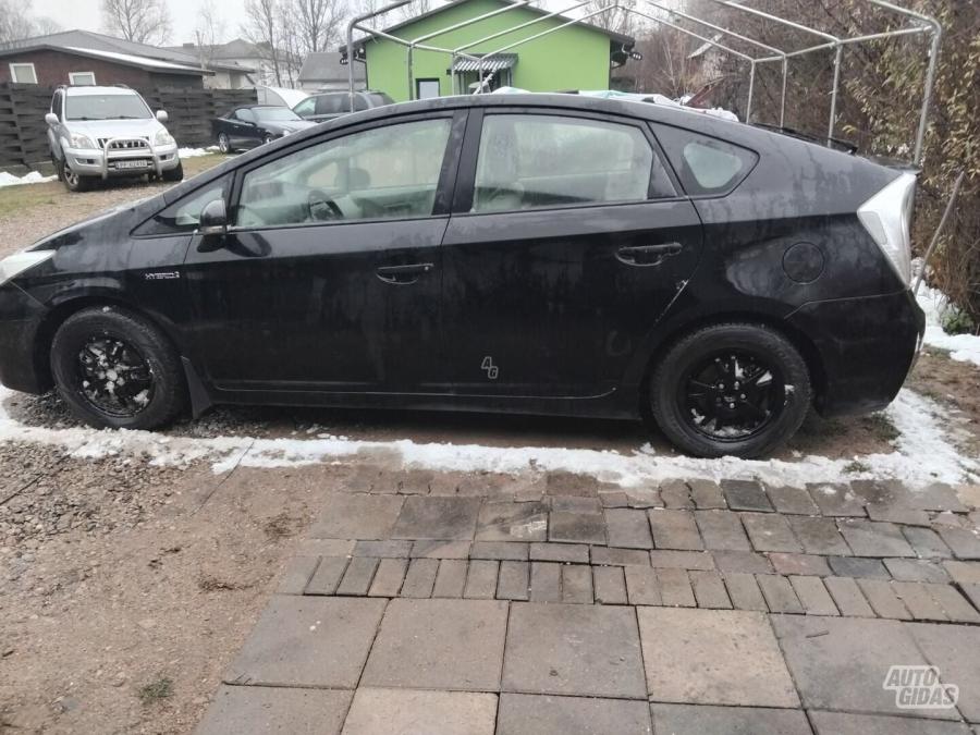 Toyota Prius 2013 in Vilnius, with an engine capacity of 1.80 L and mileage of 361 thousand km for 4999 €, photo 1 on AUTOMOTO.COM.LV