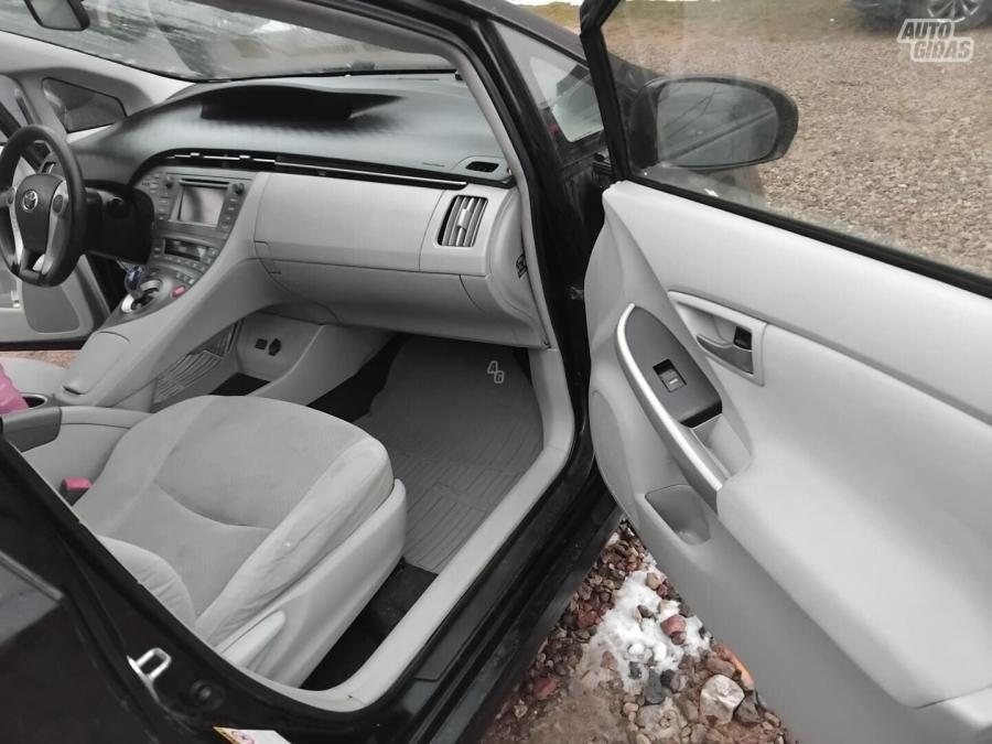 Toyota Prius 2013 in Vilnius, with an engine capacity of 1.80 L and mileage of 361 thousand km for 4999 €, photo 12 on AUTOMOTO.COM.LV