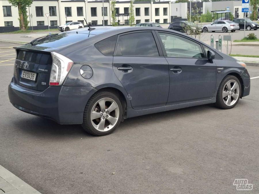 Toyota Prius 2013 in Vilnius, with an engine capacity of 1.80 L and mileage of 145 thousand km for 6950 €, photo 4 on AUTOMOTO.COM.LV