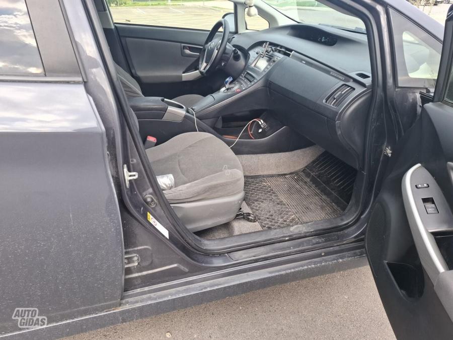Toyota Prius 2013 in Vilnius, with an engine capacity of 1.80 L and mileage of 145 thousand km for 6950 €, photo 10 on AUTOMOTO.COM.LV