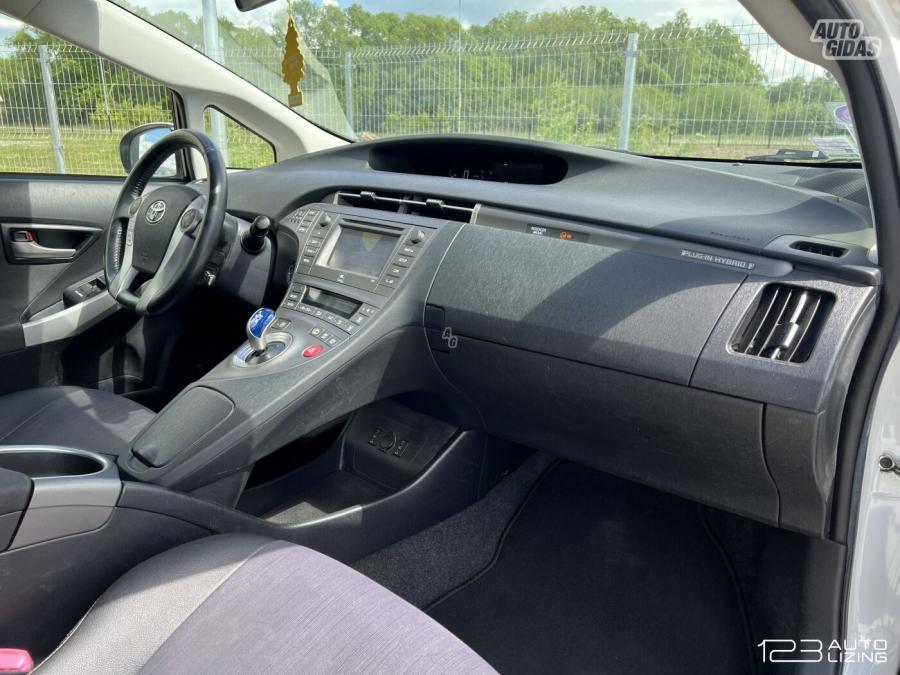 Toyota Prius 2013 in Taurage, with an engine capacity of 1.80 L and mileage of 273 thousand km for 7600 €, photo 13 on AUTOMOTO.COM.LV