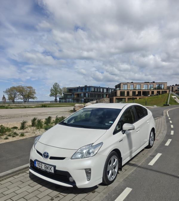 Toyota Prius 2013 Tallina, ar dzinēja tilpumu 1.80 L un nobraukumu 169 tūkst. km par 9000 €, foto 3 vietnē AUTOMOTO.COM.LV