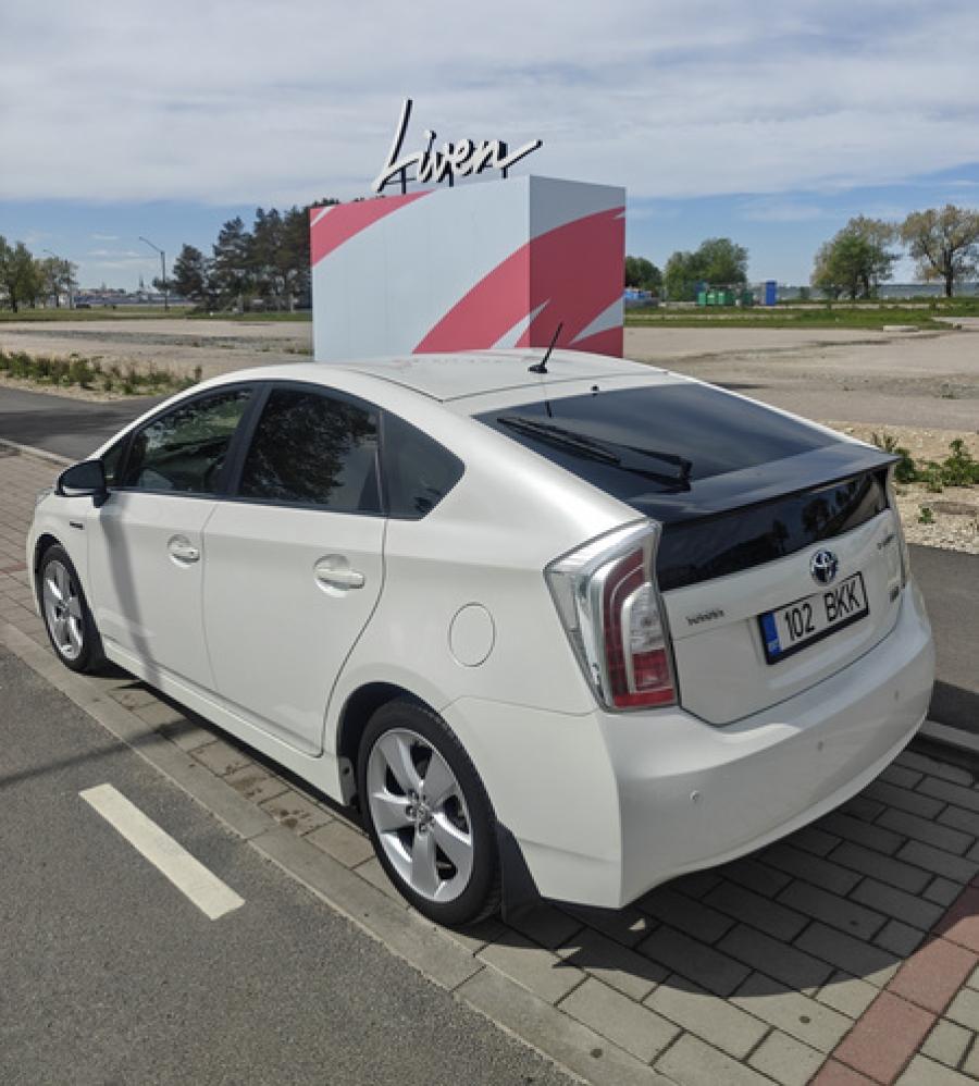 Toyota Prius 2013 Tallina, ar dzinēja tilpumu 1.80 L un nobraukumu 169 tūkst. km par 9000 €, foto 5 vietnē AUTOMOTO.COM.LV