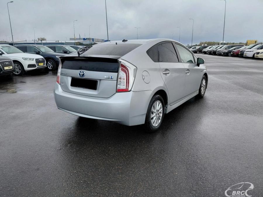 Toyota Prius 2013 in Vilnius, with an engine capacity of 1.80 L and mileage of 276 thousand km for 5900 €, photo 4 on AUTOMOTO.COM.LV