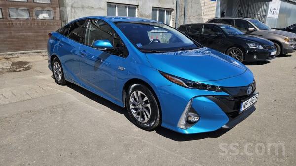 Toyota Prius 2019 in Riga, with an engine capacity of 1.80 L and mileage of 56 thousand km for 16700 €, photo 1 on AUTOMOTO.COM.LV