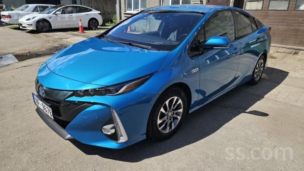 Toyota Prius 2019 in Riga, with an engine capacity of 1.80 L and mileage of 56 thousand km for 16700 €, photo 2 on AUTOMOTO.COM.LV