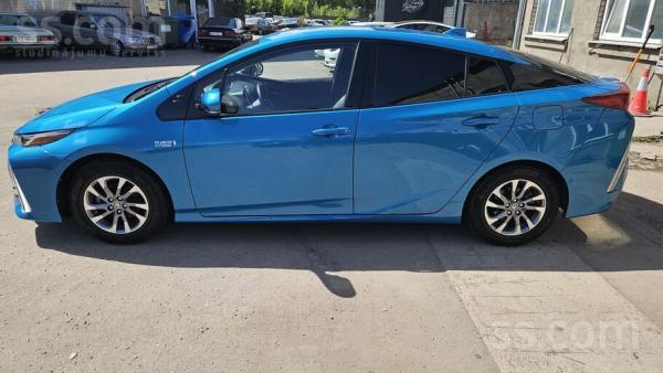 Toyota Prius 2019 in Riga, with an engine capacity of 1.80 L and mileage of 56 thousand km for 16700 €, photo 3 on AUTOMOTO.COM.LV