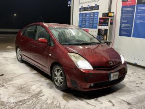 Toyota Prius 2005 in Vilnius, with an engine capacity of 1.50 L and mileage of 290 thousand km for 1450 €, photo  on AUTOMOTO.COM.LV