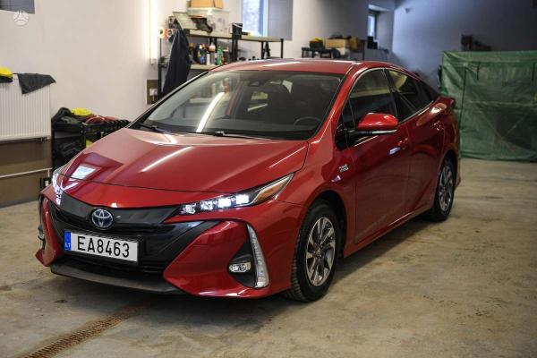 Красный Тойота Prius Prime 2021 в Клайпеда, объемом двигателя 1.80 л и пробегом 32 тыс. км за 18800 €, фото 1 на AUTOMOTO.COM.LV