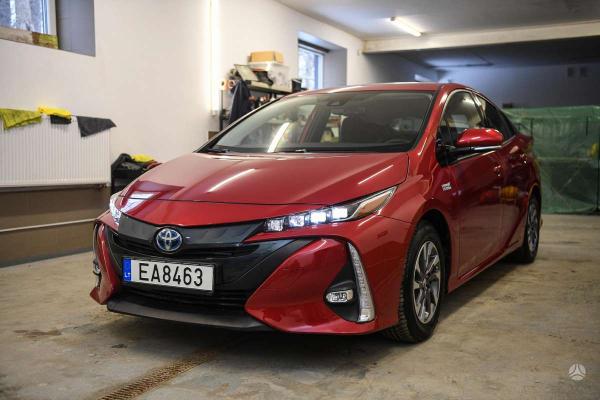 Красный Тойота Prius Prime 2021 в Клайпеда, объемом двигателя 1.80 л и пробегом 32 тыс. км за 18800 €, фото 2 на AUTOMOTO.COM.LV