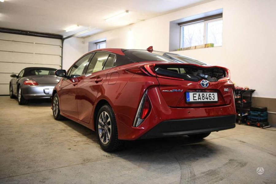 Sarkans Toyota Prius Prime 2021 Klaipėda, ar dzinēja tilpumu 1.80 L un nobraukumu 32 tūkst. km par 18800 €, foto 9 vietnē AUTOMOTO.COM.LV