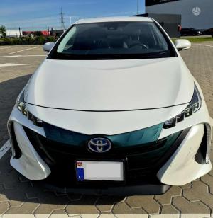 Белый Тойота Prius Prime 2018 в Каунас, объемом двигателя 1.80 л и пробегом 158 тыс. км за 11500 €, фото  на AUTOMOTO.COM.LV
