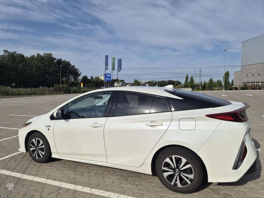 Белый Тойота Prius Prime 2018 в Каунас, объемом двигателя 1.80 л и пробегом 158 тыс. км за 11500 €, фото 4 на AUTOMOTO.COM.LV