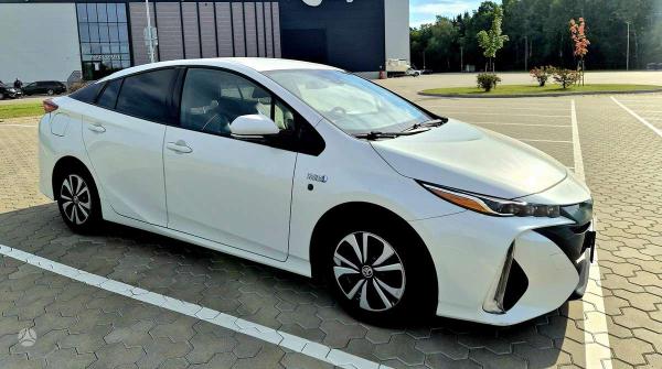 Белый Тойота Prius Prime 2018 в Каунас, объемом двигателя 1.80 л и пробегом 158 тыс. км за 11500 €, фото 5 на AUTOMOTO.COM.LV