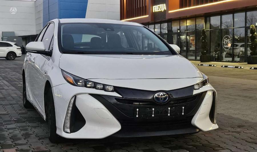 White Toyota Prius Prime 2019 in Klaipeda, with an engine capacity of 1.80 L and mileage of 87 thousand km for 14200 €, photo 1 on AUTOMOTO.COM.LV