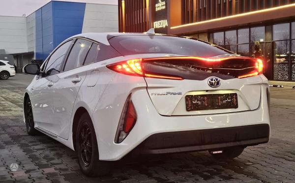 White Toyota Prius Prime 2019 in Klaipeda, with an engine capacity of 1.80 L and mileage of 87 thousand km for 14200 €, photo 3 on AUTOMOTO.COM.LV