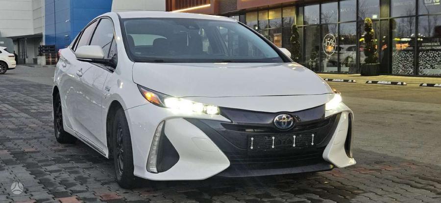 White Toyota Prius Prime 2019 in Klaipeda, with an engine capacity of 1.80 L and mileage of 87 thousand km for 14200 €, photo 4 on AUTOMOTO.COM.LV