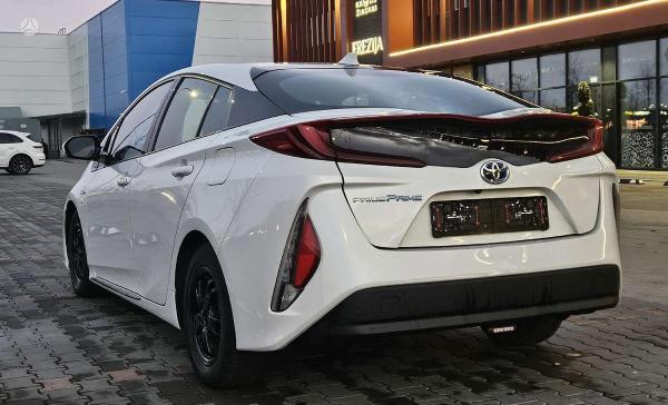 White Toyota Prius Prime 2019 in Klaipeda, with an engine capacity of 1.80 L and mileage of 87 thousand km for 14200 €, photo 7 on AUTOMOTO.COM.LV