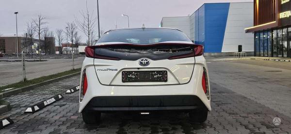 White Toyota Prius Prime 2019 in Klaipeda, with an engine capacity of 1.80 L and mileage of 87 thousand km for 14200 €, photo 8 on AUTOMOTO.COM.LV