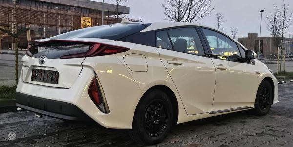 White Toyota Prius Prime 2019 in Klaipeda, with an engine capacity of 1.80 L and mileage of 87 thousand km for 14200 €, photo 9 on AUTOMOTO.COM.LV
