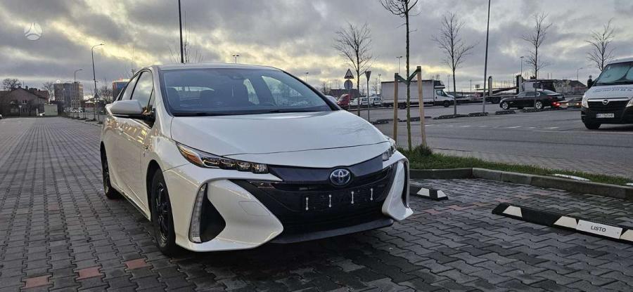 White Toyota Prius Prime 2019 in Klaipeda, with an engine capacity of 1.80 L and mileage of 87 thousand km for 14200 €, photo 10 on AUTOMOTO.COM.LV