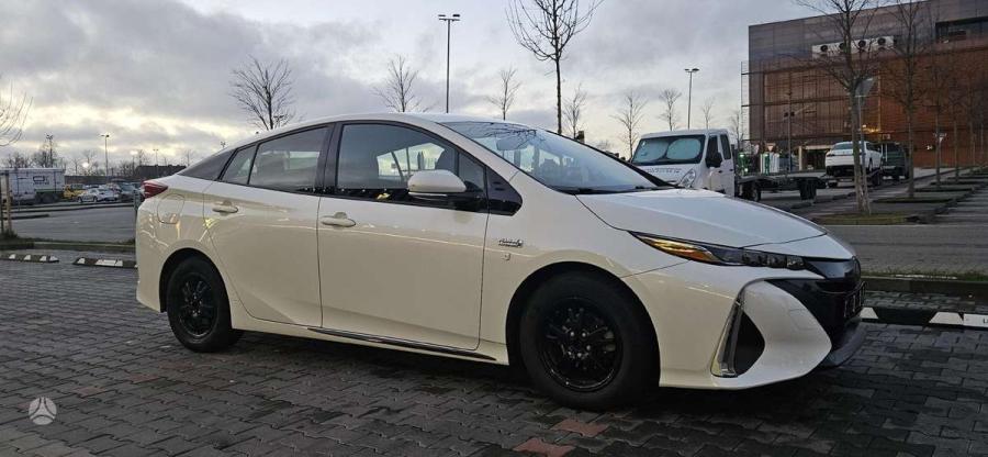 White Toyota Prius Prime 2019 in Klaipeda, with an engine capacity of 1.80 L and mileage of 87 thousand km for 14200 €, photo 11 on AUTOMOTO.COM.LV