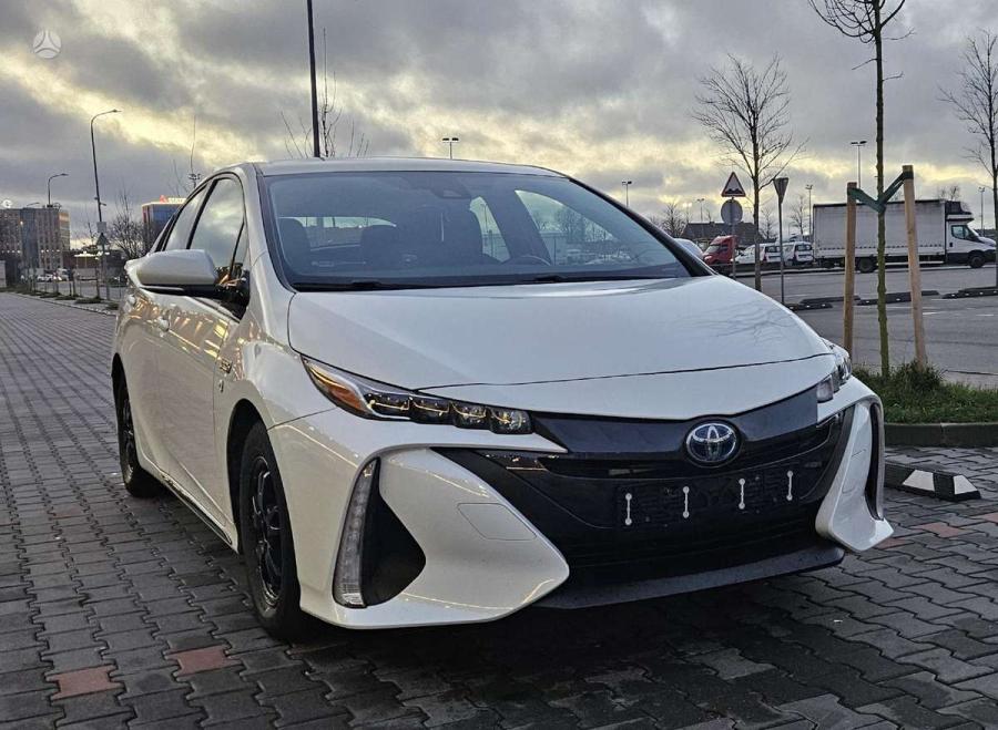 White Toyota Prius Prime 2019 in Klaipeda, with an engine capacity of 1.80 L and mileage of 87 thousand km for 14200 €, photo 12 on AUTOMOTO.COM.LV